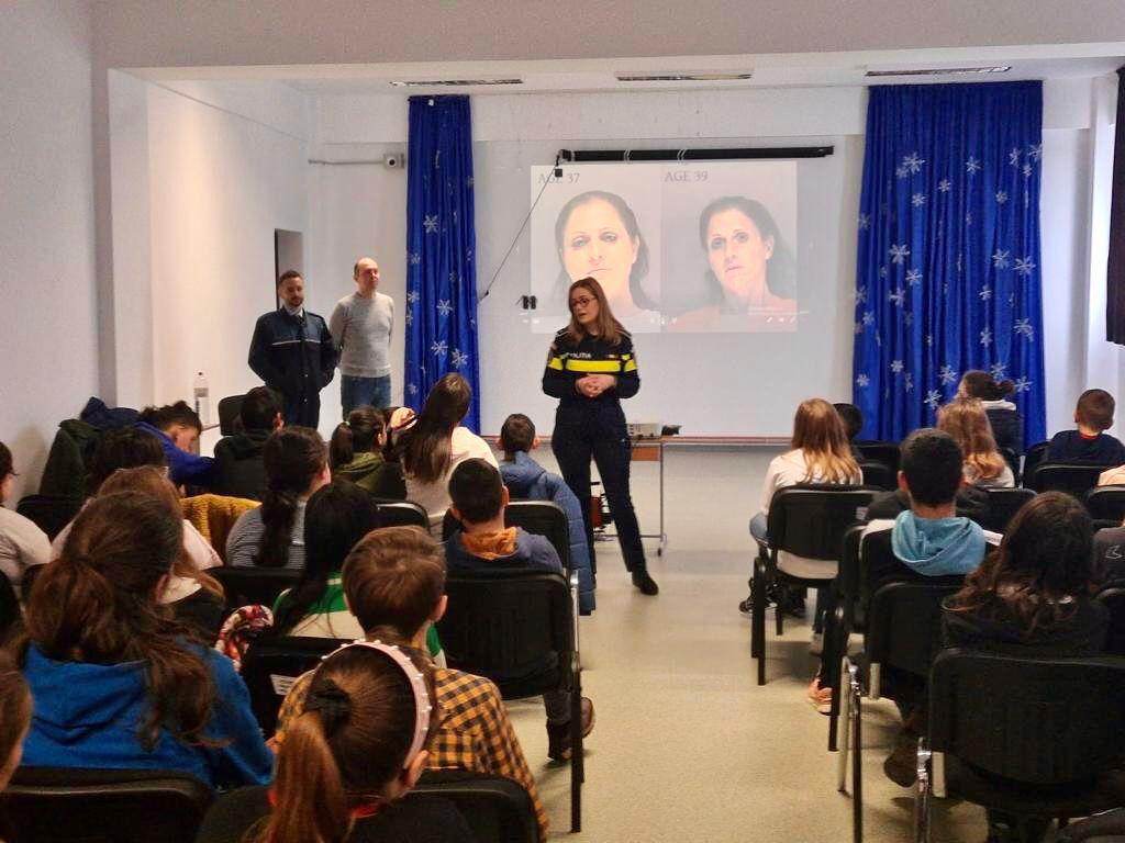 Activități preventive, în județul Arad. S-a vorbit despre violența în ...
