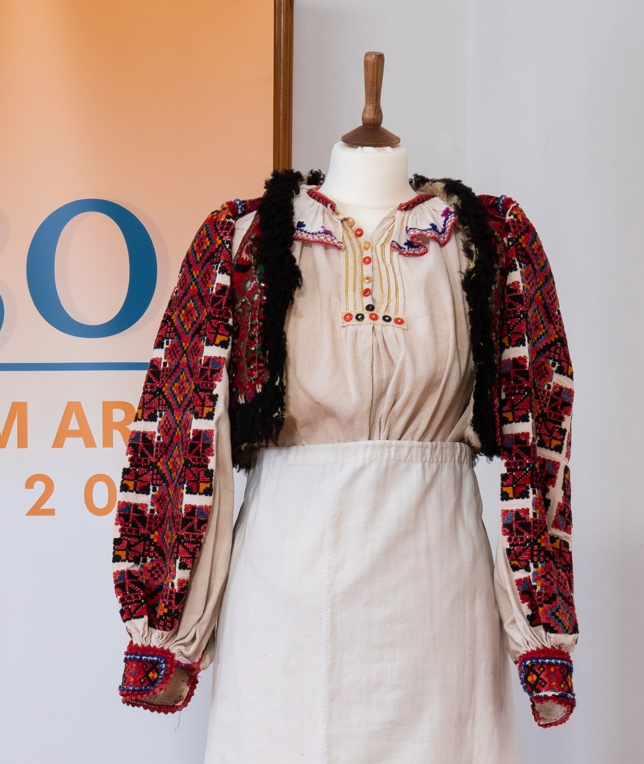 Costum popular, vechi de aproape 100 de ani, expus la Muzeul Memorial ...