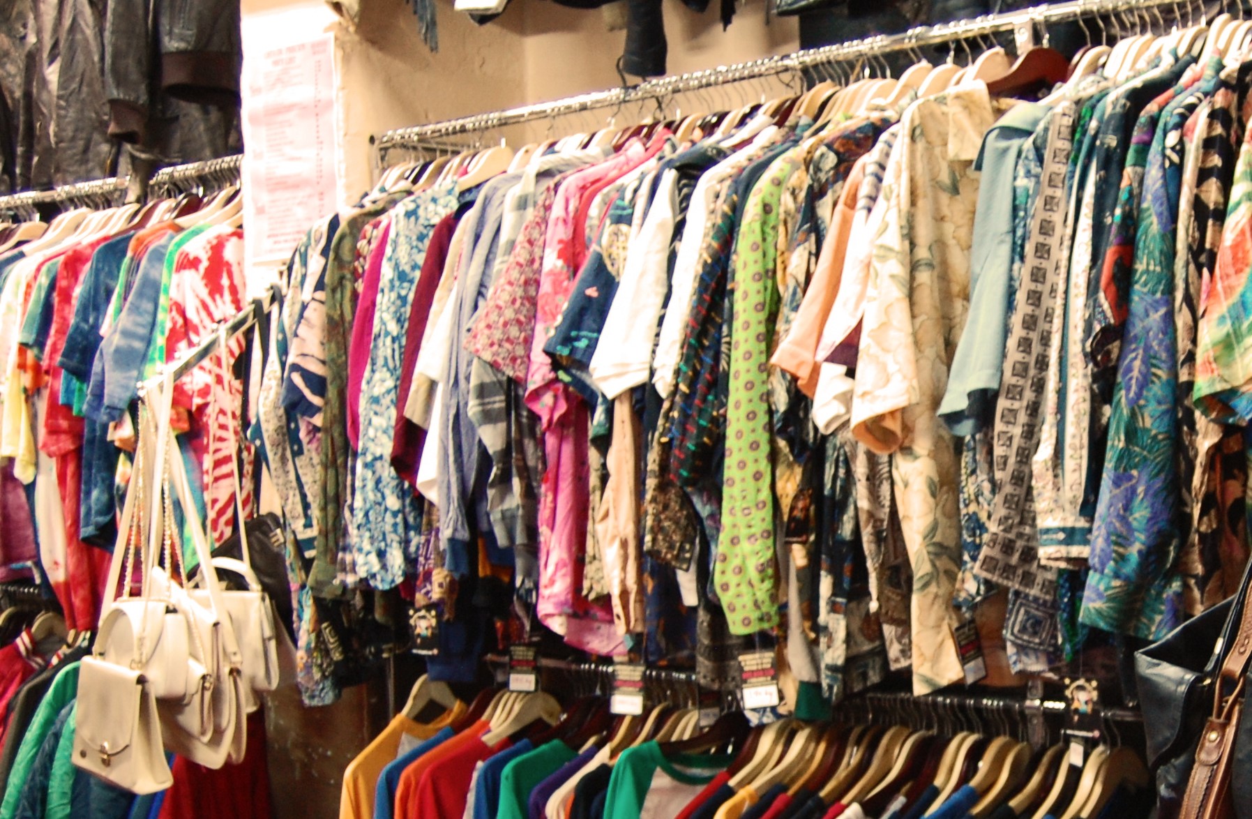 Unul din doi români a cumpărat haine second hand, pe o piață în ...