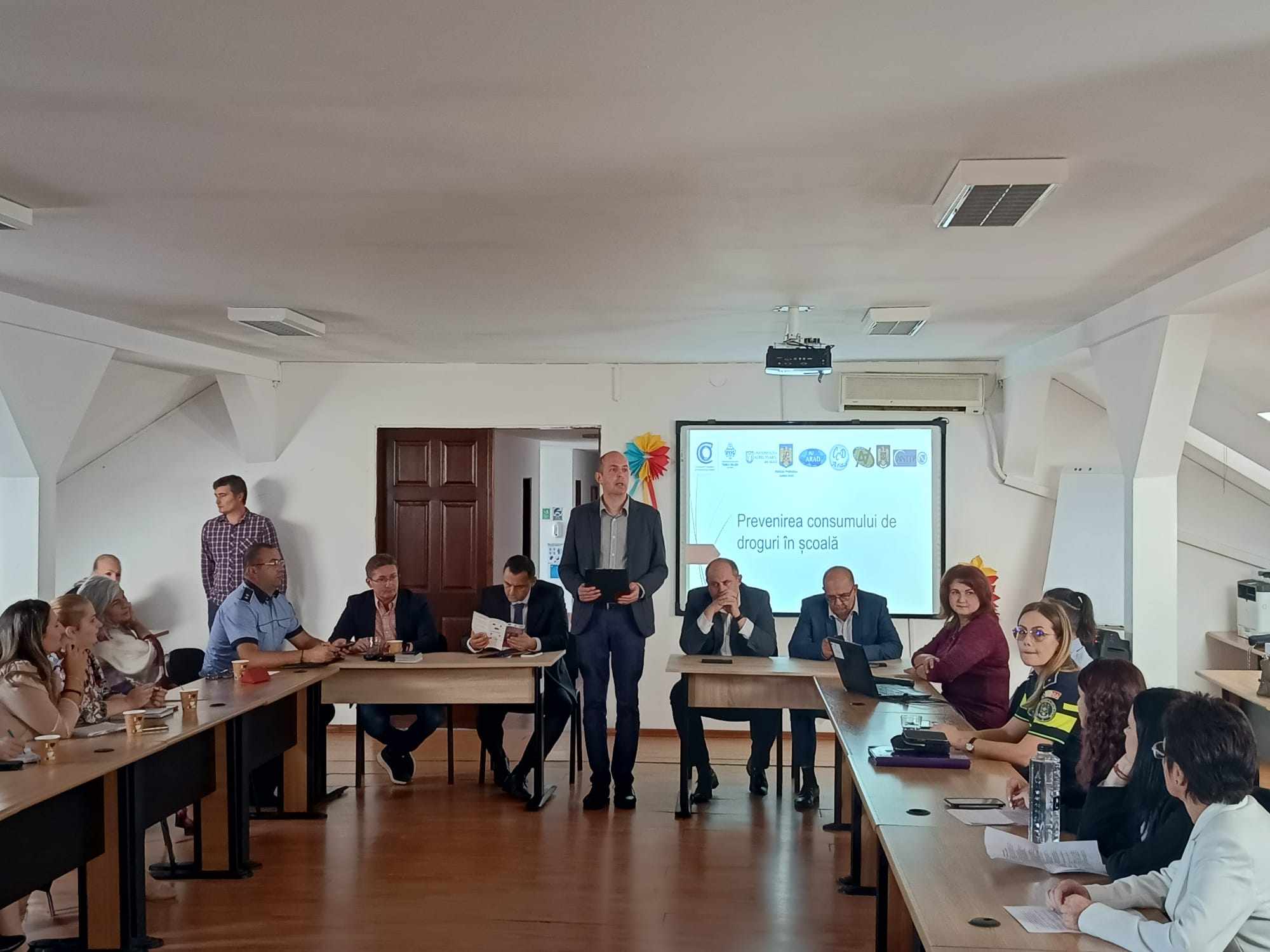Directorii de școli din Arad, instruiți pe tema antidrog - Glasul Aradului