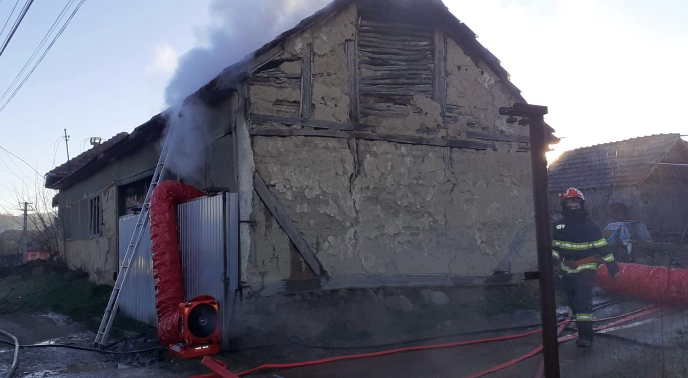 Arde acoperișul unei case din Șeitin - Glasul Aradului