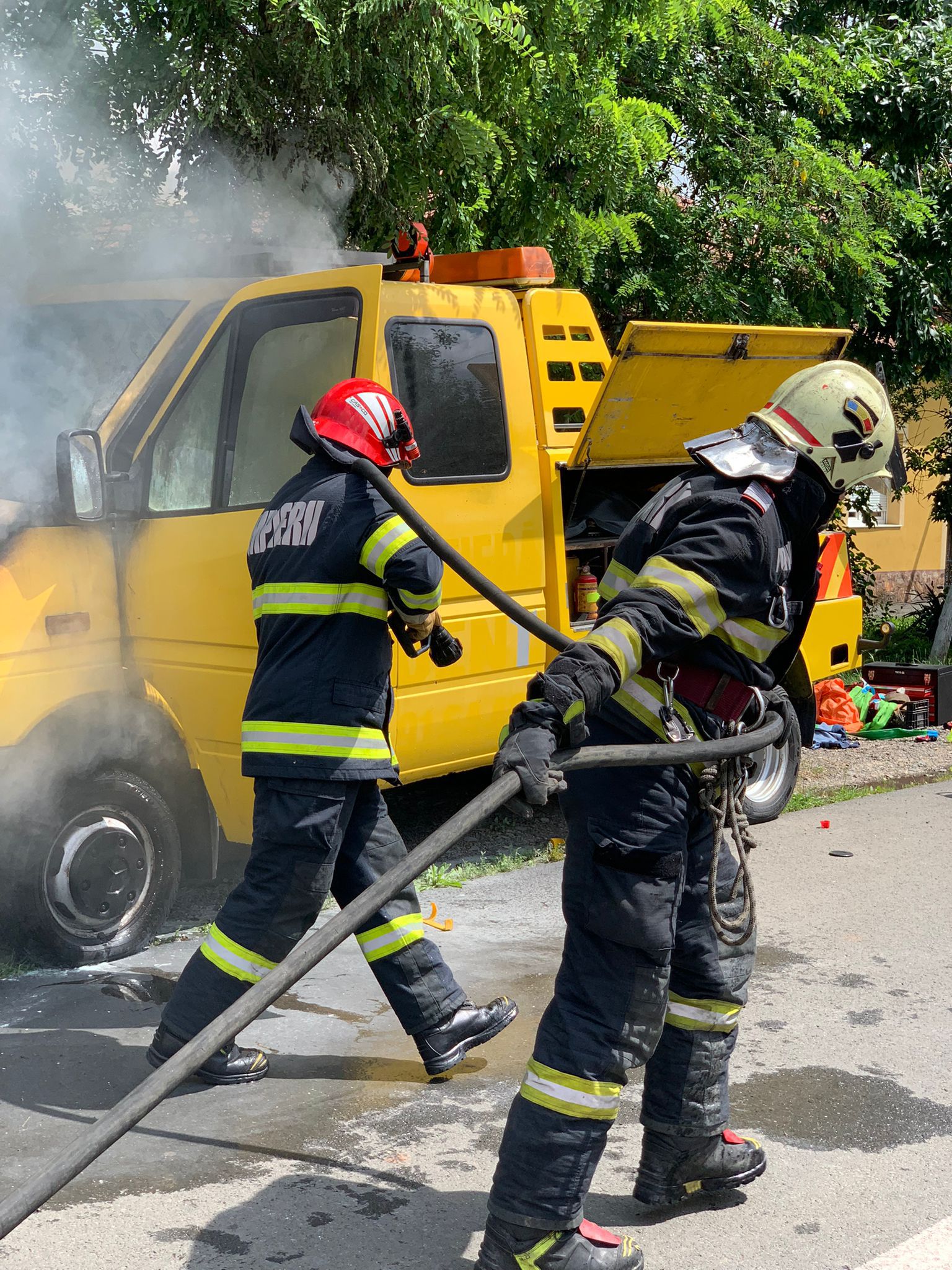 Incendiu izbucnit la un autovehicul ce se afla parcat pe strada ...
