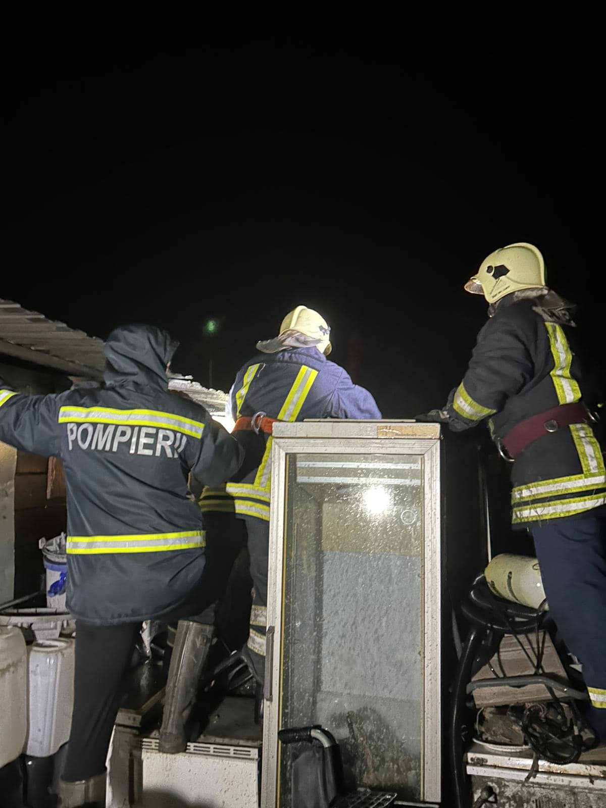 O spălătorie auto din Lipova a luat foc în această dimineață (foto ...