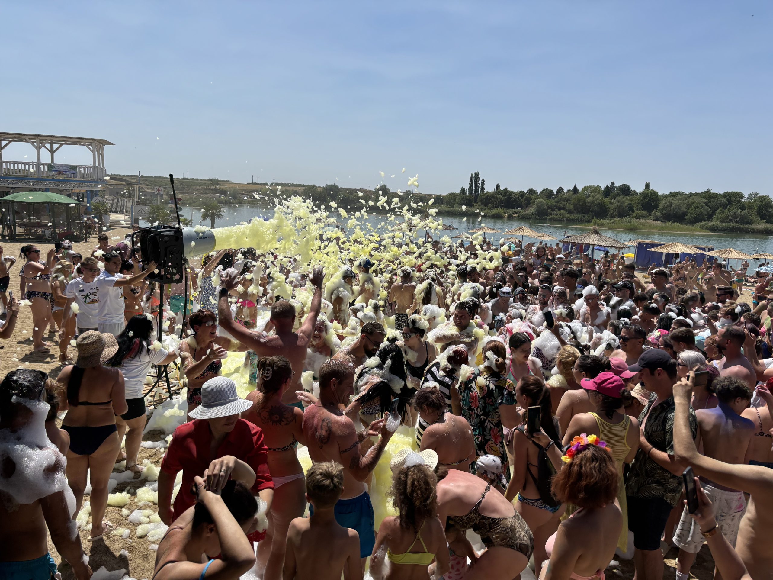 Distracția estivală se mută oficial pe Plaja de la Ghioroc, unde s-a ...