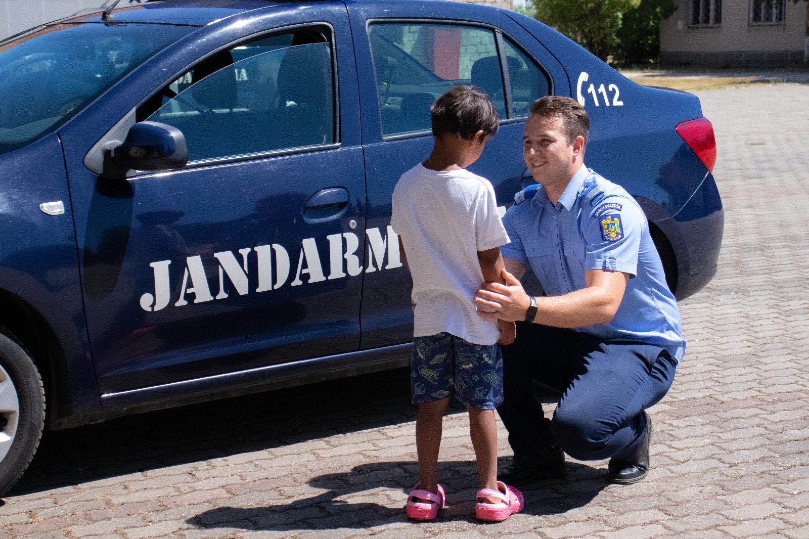Copil de 4 ani, pierdut în Vladimirescu, ajutat de un jandarm - Glasul ...