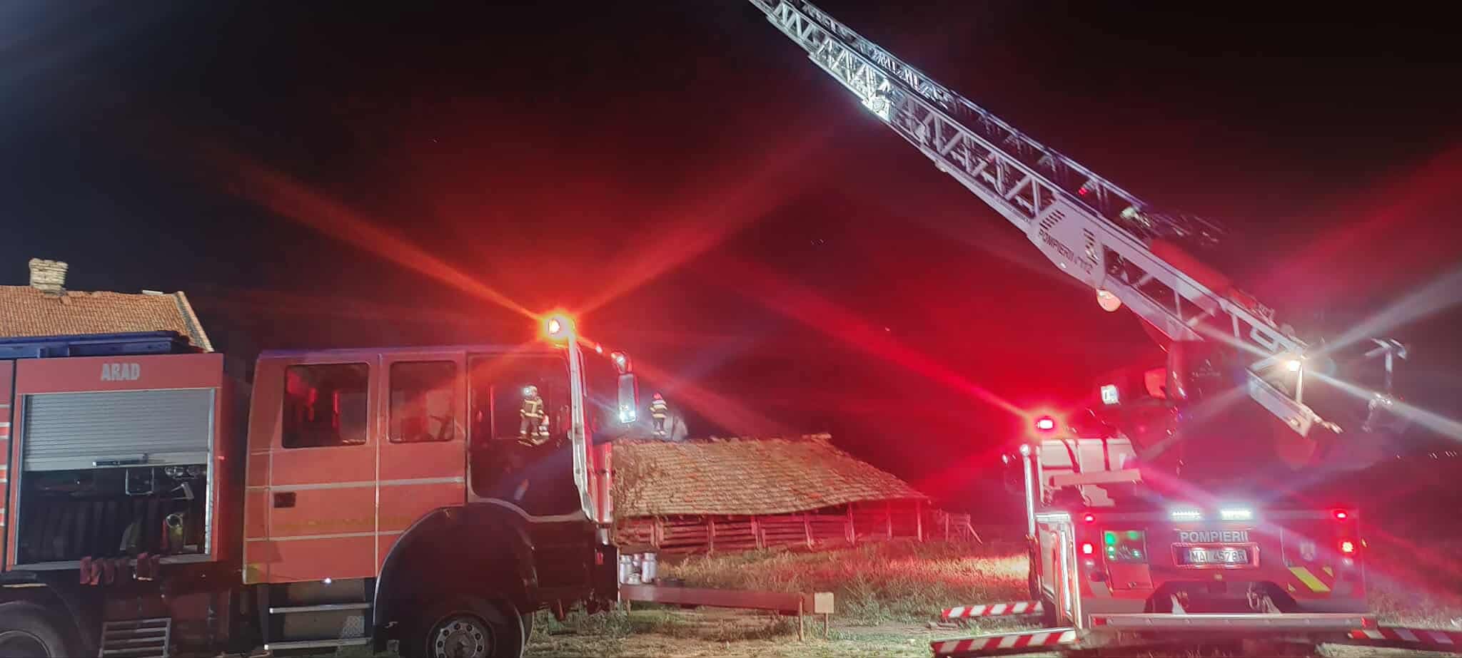 Incendiu violent la o fermă din localitatea Mănăștur, comuna Vinga ...