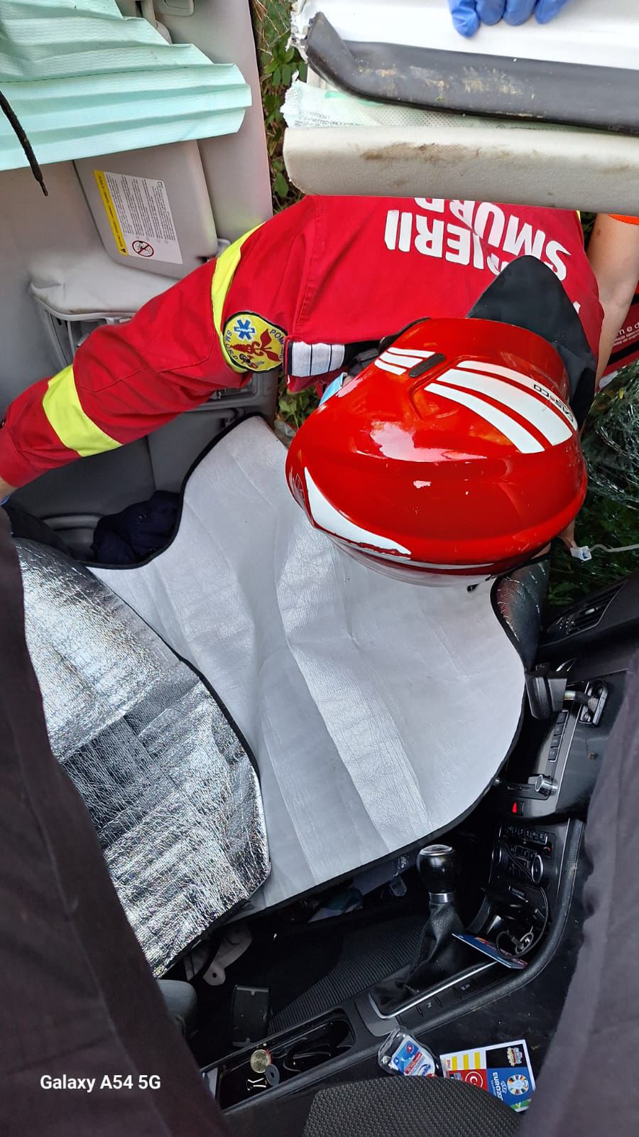 Accident grav pe centura Aradului. O mașină a intrat într-un copac ...